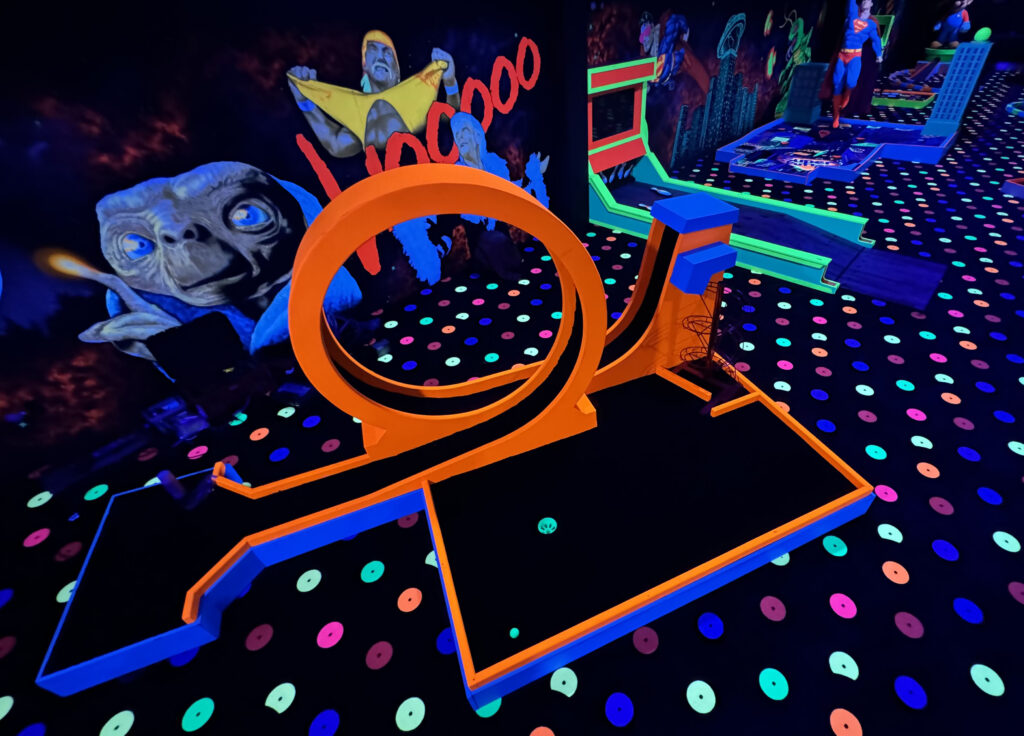 Retro Mini Golf - Blacklight Attractions